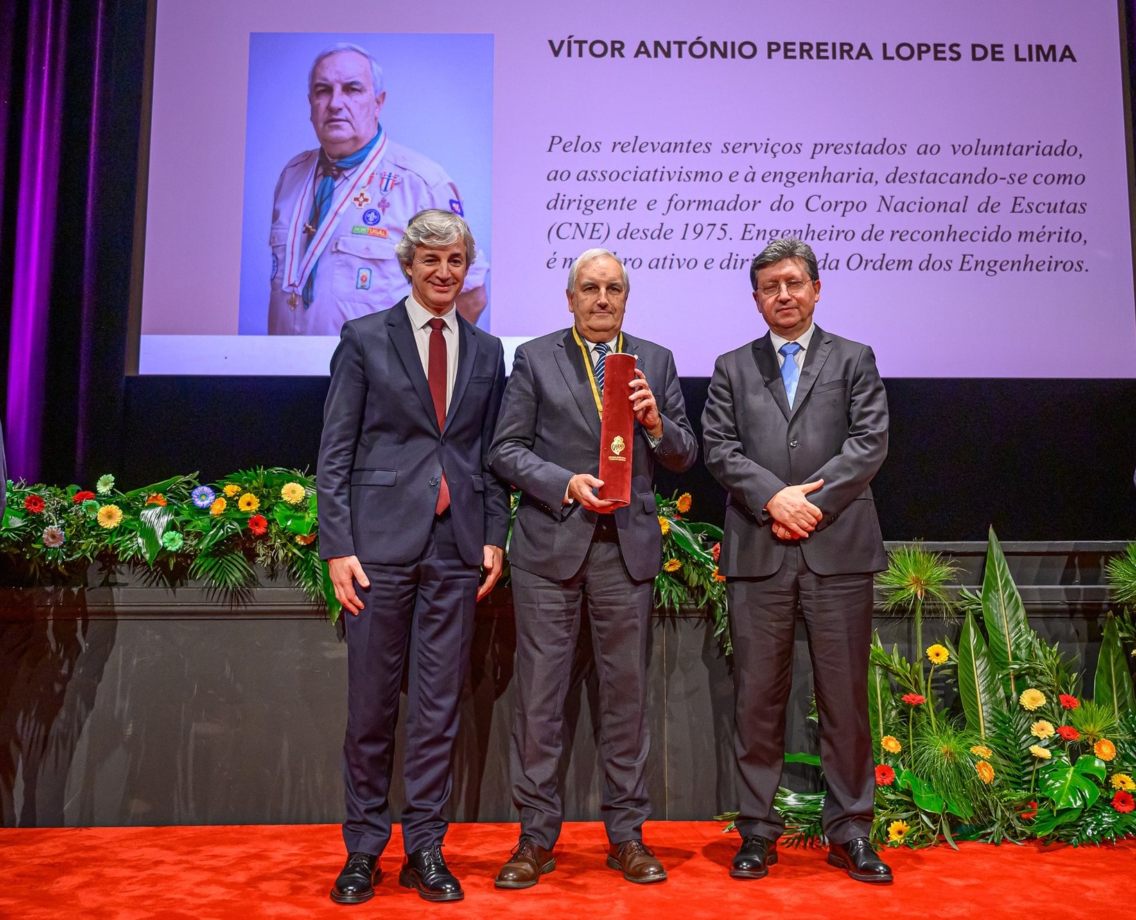 Vítor Lopes de Lima recebe condecoração de "Cidadão de Mérito" de Viana ...
